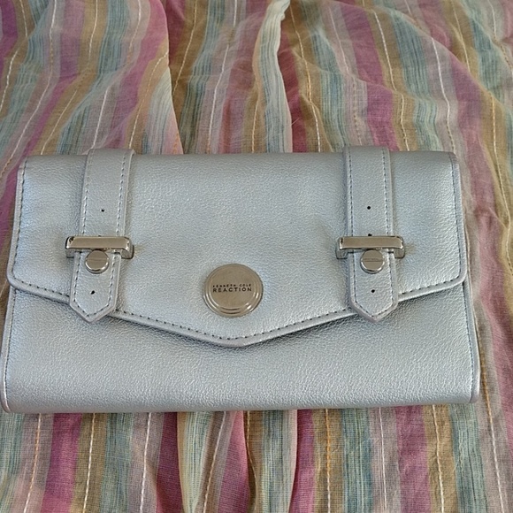 Kenneth Cole Reaction | Bags | Kenneth Cole Reaction Silver Soft Pebble Clutch Wallet Gold ...